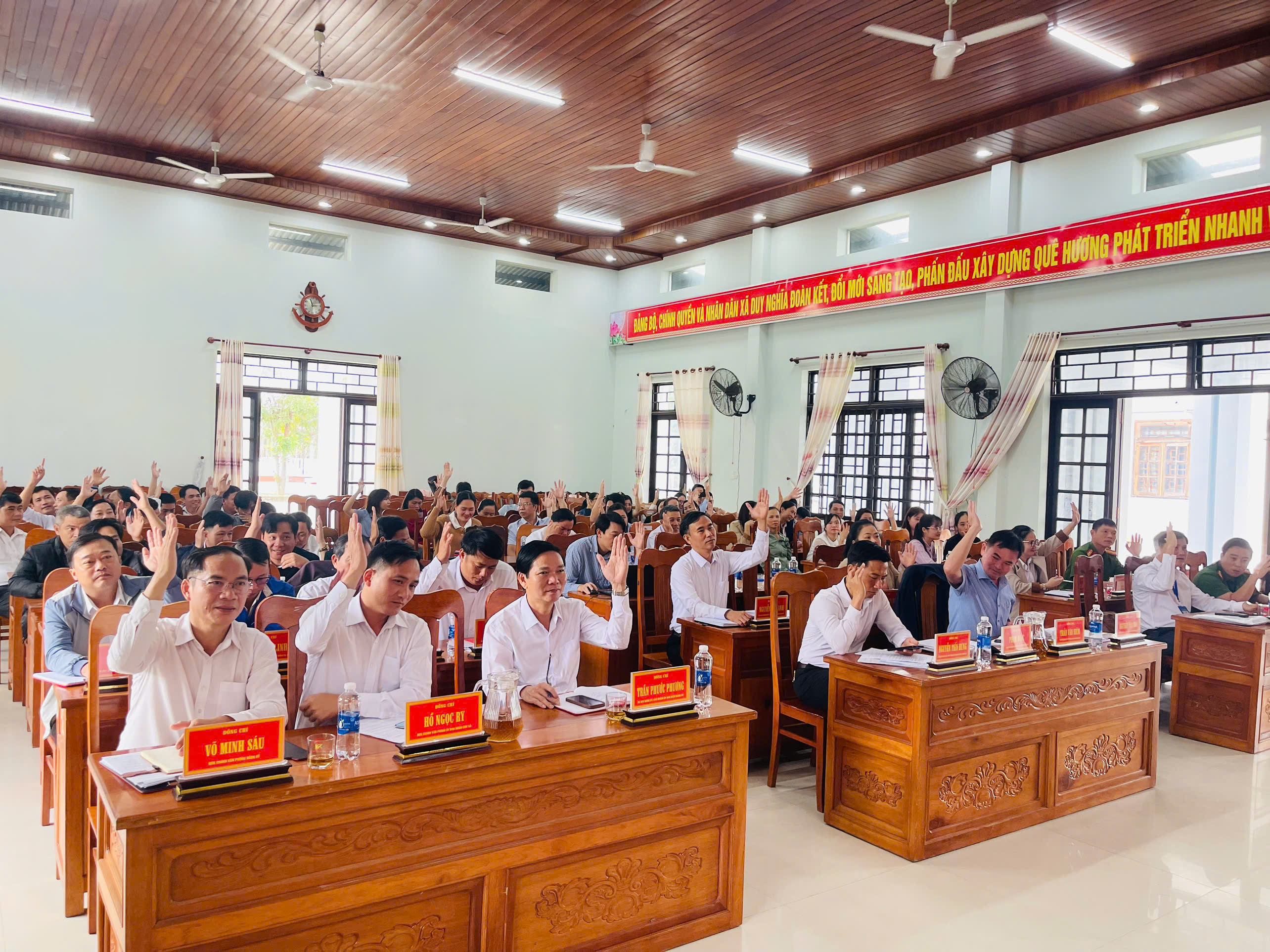 Duy Nghĩa lấy ý kiến cử tri nơi công tác đối với nhân sự ứng cử Đại ...